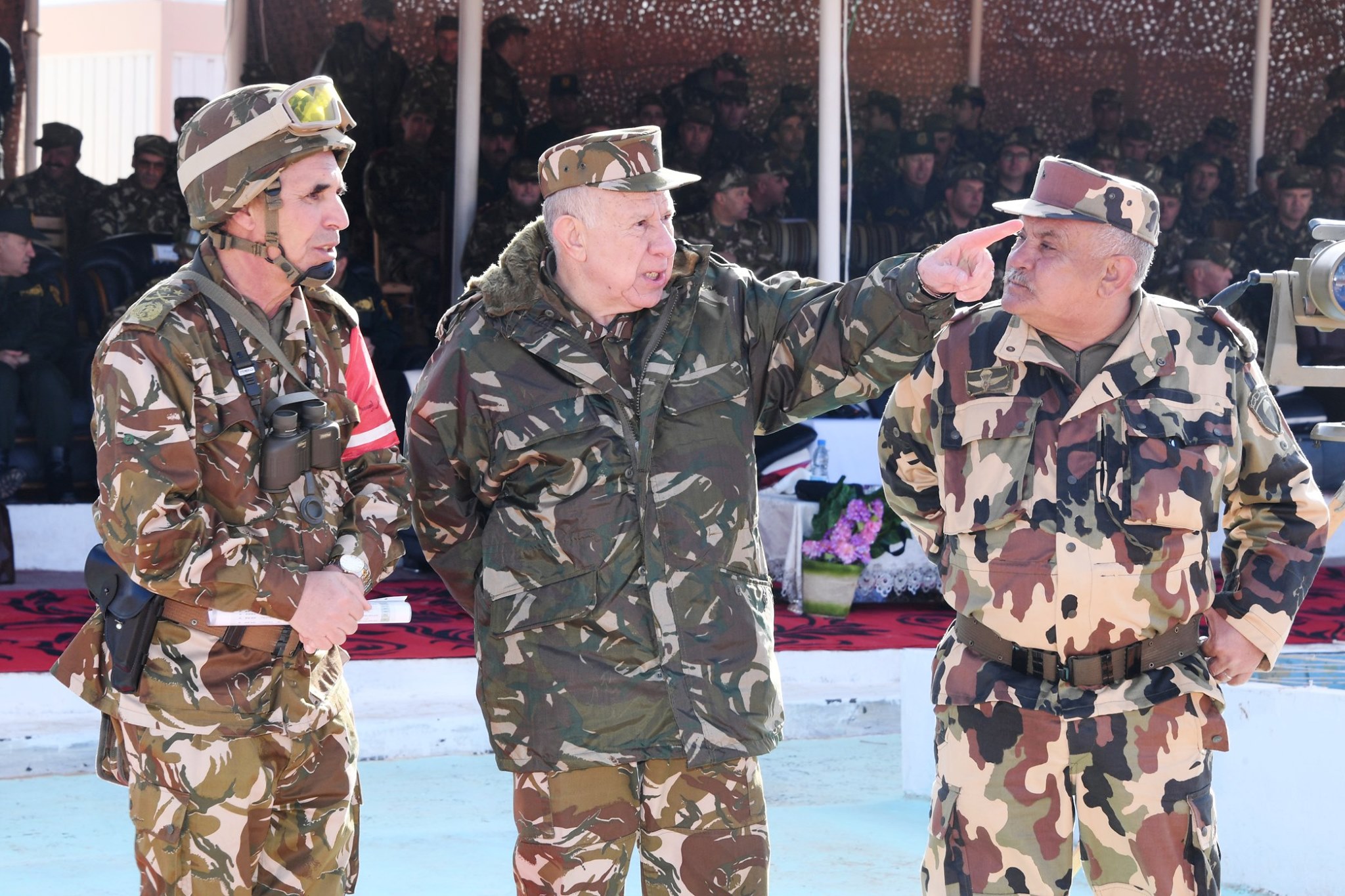 Le Général-Major Saïd Changriha supervise à In Amenas un exercice ...