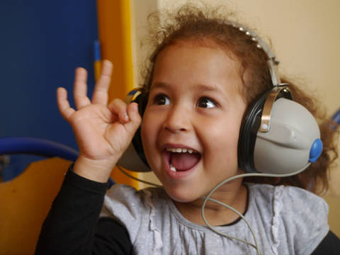 Plus de 5000 enfants malentendants attendent leurs implants | Radio ...