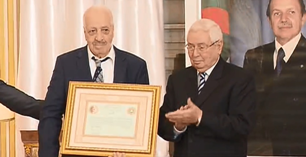 La Médaille "El-Athir" décernée au moudjahid Tahar Zbiri en ...