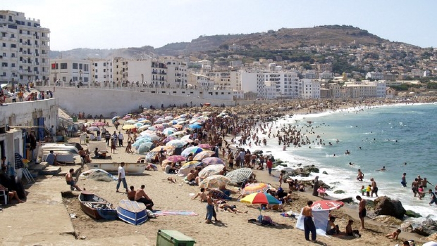 Plage El Kettani de Bab El Oued : insalubrité et accès payant ! | Radio ...